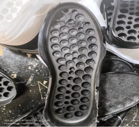 PU shoe sole release agent application