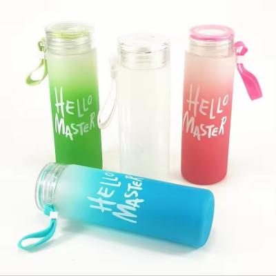 Cina Capo anti-fuga Bottiglia d'acqua di vetro Disegno personalizzato per regali d'affari unisex escursioni country in vendita