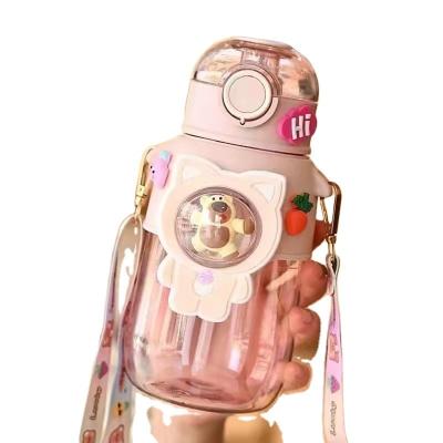 Cina 680ml PC PP Bevande Sport Orso Cartoni animati Bambini Bottiglia d'acqua di plastica all'aperto Con paglia in vendita