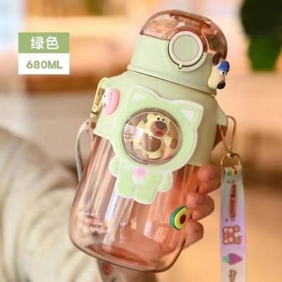 Cina 680ml PC PP Bevande Sport Orso Cartoni animati Bambini Bottiglia d'acqua di plastica all'aperto Con paglia in vendita