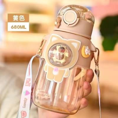 Cina 680ml PC PP Bevande Sport Orso Cartoni animati Bambini Bottiglia d'acqua di plastica all'aperto Con paglia in vendita
