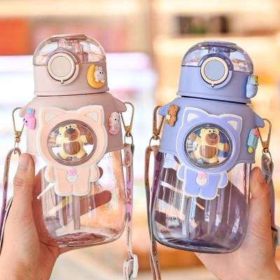 Cina 680ml PC PP Bevande Sport Orso Cartoni animati Bambini Bottiglia d'acqua di plastica all'aperto Con paglia in vendita