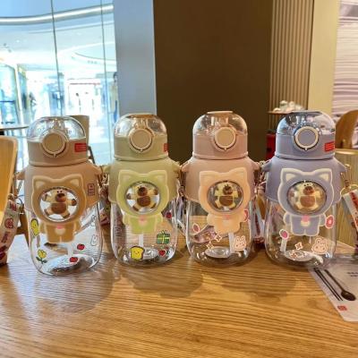 Cina 680ml PC PP Bevande Sport Orso Cartoni animati Bambini Bottiglia d'acqua di plastica all'aperto Con paglia in vendita