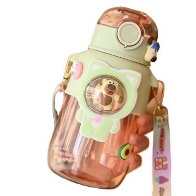 Cina Stile Bevande Sport Orso Cartoni animati Bambini Outdoor 680ml Bottiglia d'acqua di plastica con paglia in vendita