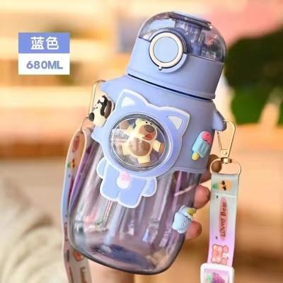 Cina Stile Bevande Sport Orso Cartoni animati Bambini Outdoor 680ml Bottiglia d'acqua di plastica con paglia in vendita