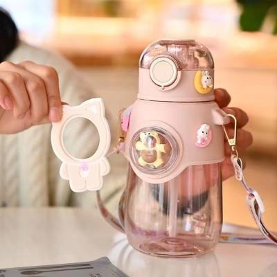 Cina Stile Bevande Sport Orso Cartoni animati Bambini Outdoor 680ml Bottiglia d'acqua di plastica con paglia in vendita