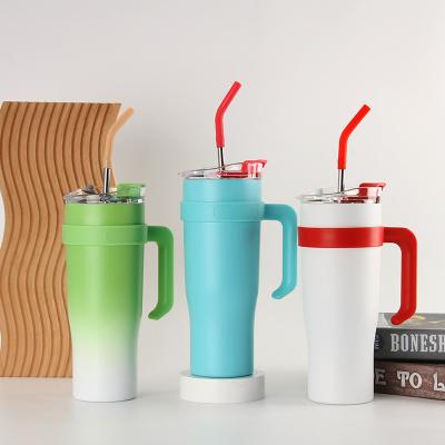 Cina Tazza di caffè isolata in acciaio inossidabile da 40 oz con paglia e coperchio per utensili da ufficio in vendita