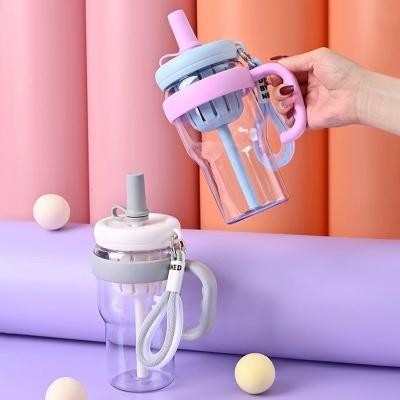 Cina Bottiglia di plastica da 680 ml Bottina per sport all'aperto Bottina per succo portatile per viaggi all'aperto in vendita