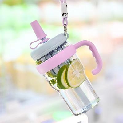 Cina Bottiglia di plastica da 680 ml Bottina per sport all'aperto Bottina per succo portatile per viaggi all'aperto in vendita