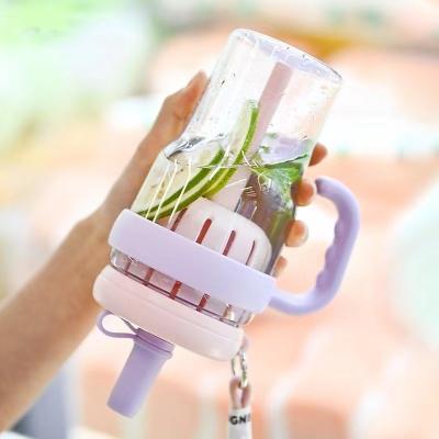 Cina Bottiglia di plastica da 680 ml Bottina per sport all'aperto Bottina per succo portatile per viaggi all'aperto in vendita