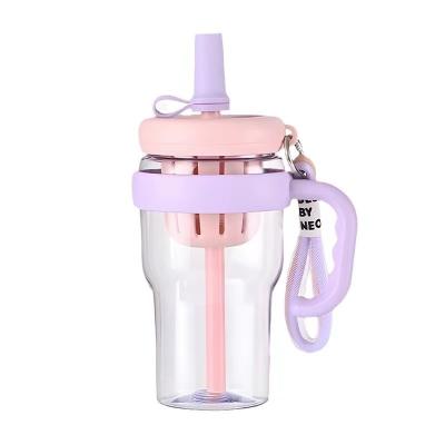 Cina Bottiglia di plastica da 680 ml per sport all'aria aperta Bottina per sportivi portatile Bottina di succo senza BPA in vendita