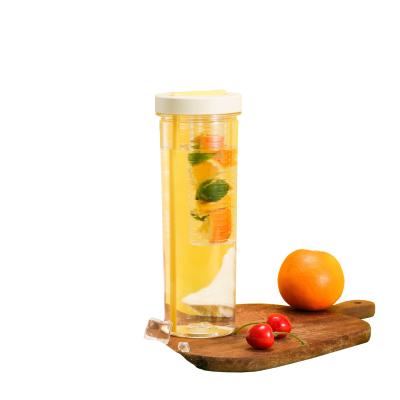 Cina Logo personalizzato Bottiglia d'acqua di plastica per sport all'aria aperta Paglia portatile e grande capacità in vendita