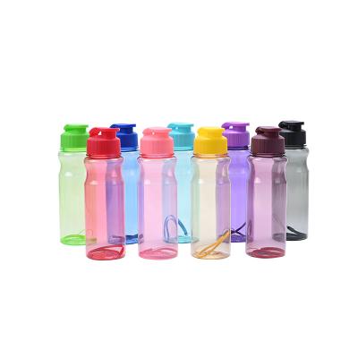 China Garrafas de água potável de PET de 500 ml, unisex, com logotipo personalizado e fornecimento de amostra à venda