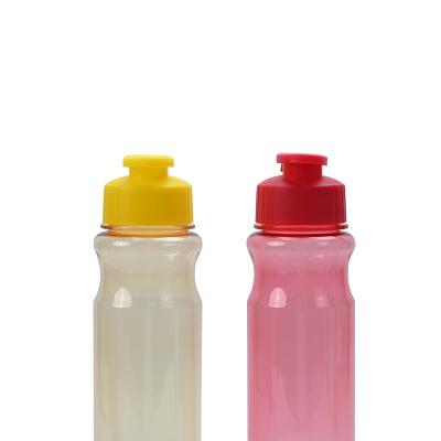 China Garrafas de água potável de PET de 500 ml, unisex, com logotipo personalizado e fornecimento de amostra à venda
