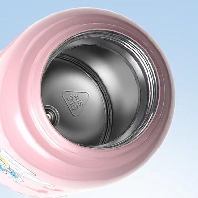 China Gepersonaliseerd Hou warm en koud Sportwaterflesje voor kinderen met een riemdeksel 550 ml capaciteit Te koop