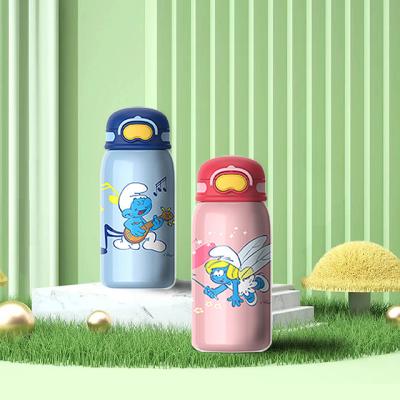 China Gepersonaliseerd Hou warm en koud Sportwaterflesje voor kinderen met een riemdeksel 550 ml capaciteit Te koop