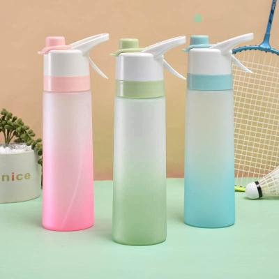 Cina Equipaggiato con 25oz di BPA a prova di perdite Spray sportivo di plastica con acqua di bottiglia con nebbia spray in vendita
