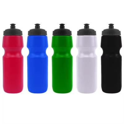 Cina Logo personalizzato Accettabile 700ml PE Bottiglia di acqua sportiva in plastica con copertura antipolvere in vendita