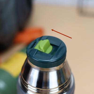 Cina 680 ml di bottiglia per vuoto in acciaio inossidabile perfetto per la promozione aziendale 3 tappi inclusi in vendita