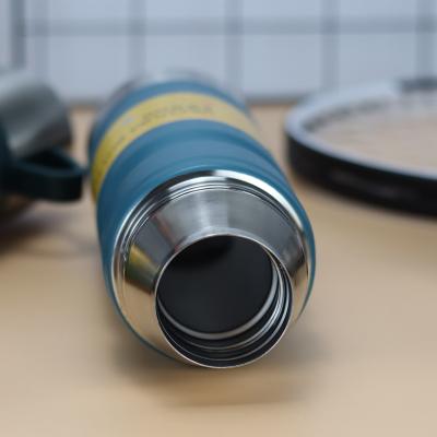 Cina 680 ml di bottiglia per vuoto in acciaio inossidabile perfetto per la promozione aziendale 3 tappi inclusi in vendita