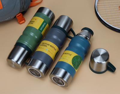 Cina 680 ml di bottiglia per vuoto in acciaio inossidabile perfetto per la promozione aziendale 3 tappi inclusi in vendita