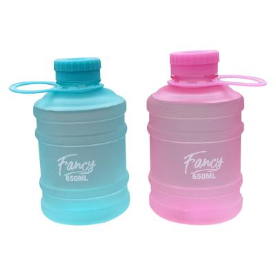 Cina 650 ml Mini Bottiglia d'acqua in plastica per bottiglie sportive eco-friendly Acqua bollente in vendita