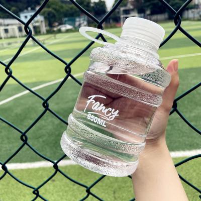 Cina 650 ml Mini Bottiglia d'acqua in plastica per bottiglie sportive eco-friendly Acqua bollente in vendita