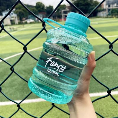 Cina 650 ml Mini Bottiglia d'acqua in plastica per bottiglie sportive eco-friendly Acqua bollente in vendita