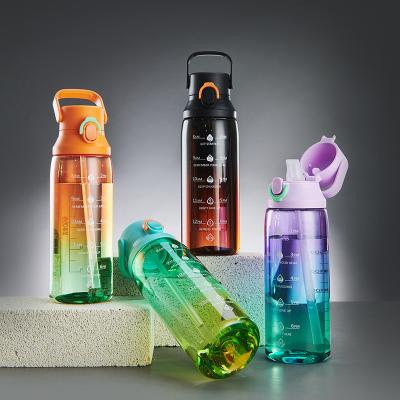 Cina Bottiglia d'acqua a gradiente di grande capacità con maniglia e paglia per sport all'aria aperta 750 ml in vendita
