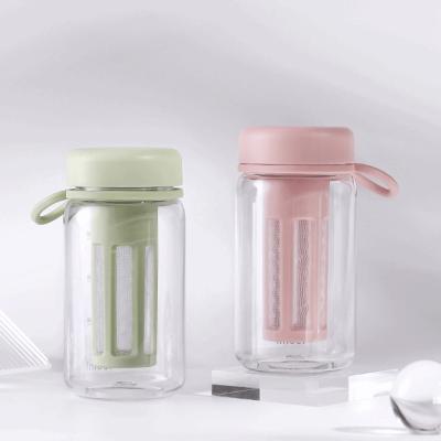 Cina Bottiglia d'acqua di plastica portatile stile semplice con infusore di tè e 450ml/600ml in vendita