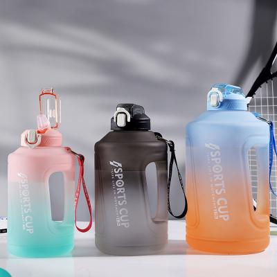 China Cor Gradiente Sustentável PP Botella de Água de Balde de Plástico para Desportos ao Ar Livre à venda