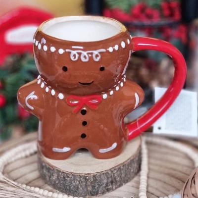 Cina 10 oz Carino Tazze di cartoni animati per bambini Marrone scuro Ceramica Natale Pane di zenzero Uomo Tazza in vendita