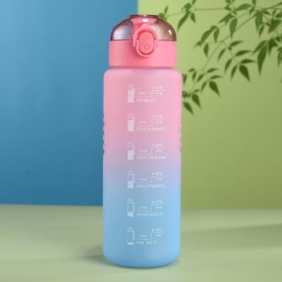 China Manténgase hidratado en cualquier momento con este vaso de agua de gran capacidad de 1000 ml de color gradiente en venta