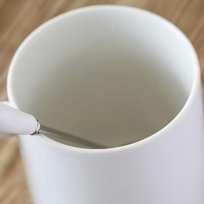 Cina Tazza di tazza in ceramica sostenibile con coperchio e logo personalizzato per gli amanti del tè in taglia di 0,5 kg in vendita