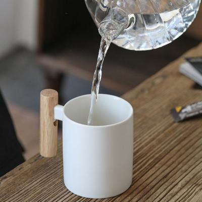Cina Tazza di tazza in ceramica sostenibile con coperchio e logo personalizzato per gli amanti del tè in taglia di 0,5 kg in vendita