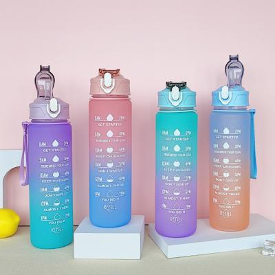 Cina Modello personalizzato bottiglia d'acqua di plastica senza BPA da 30 oz con marcatore di orario e 900 ml di capacità in vendita