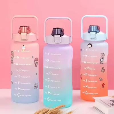 Cina 2L Fitness Bottiglia di plastica Portatile impermeabile Frosted Gradient Cappa di molla Capacità Linea Shaker Bottiglia colore personalizzato in vendita