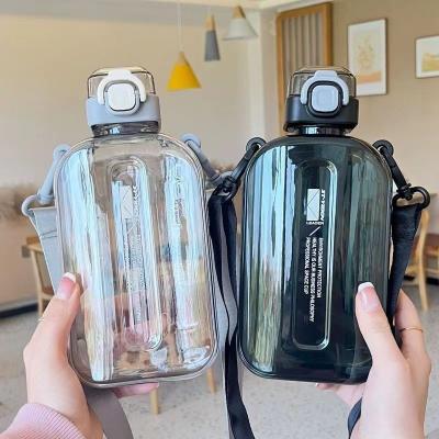 Cina Bottiglia d'acqua chiara quadrata da 750 ml, portabile, priva di BPA e perfetta per l'idratazione in movimento. in vendita