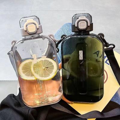 Cina Mantenere l' idratazione ovunque 750 ml bottiglia quadrata di acqua chiara con corda e coperchio a prova di perdite in vendita