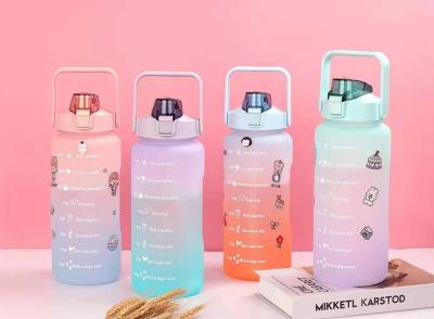 Cina Bottiglia d'acqua di plastica da sport all'aperto da 2 litri con linea di capacità e rivestimento anticorrosione in vendita