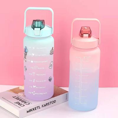 Cina Bottiglia d'acqua di plastica da sport all'aperto da 2 litri con linea di capacità e rivestimento anticorrosione in vendita