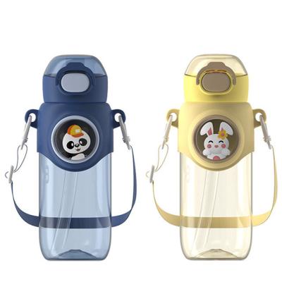 Cina 690ml bottiglia di plastica per studenti con logo personalizzato e disegno tipo paglia in vendita