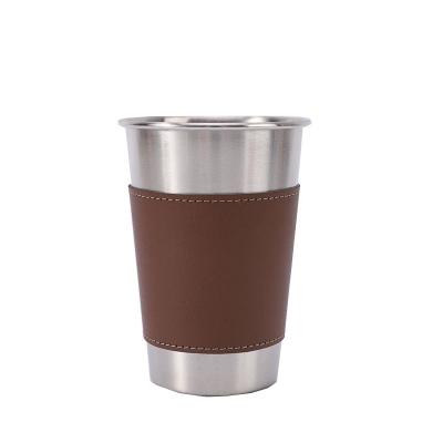 Cina Tazza da viaggio in birra in acciaio inossidabile a parete singola con logo personalizzato e copertura in pelle marrone in vendita
