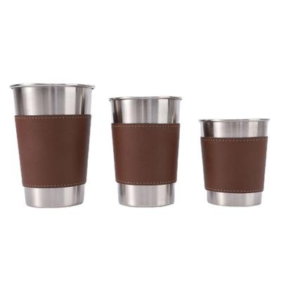 Cina Tazza da viaggio in birra in acciaio inossidabile a parete singola con logo personalizzato e copertura in pelle marrone in vendita