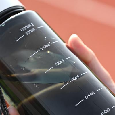 중국 시간 표시기와 여러 가지 색상 옵션으로 직접 마시는 휴대용 물병 판매용