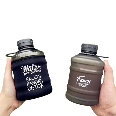 Cina 650ml Mini Bottiglia d'acqua in plastica a forma di secchio per il campeggio in vendita