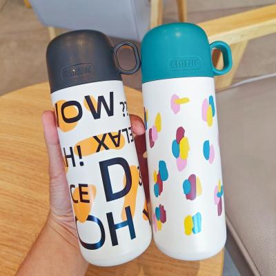 Chine Bouteilles à vide de couleur personnalisées 500 ml en acier inoxydable, thermos isolé avec couvercle à vendre