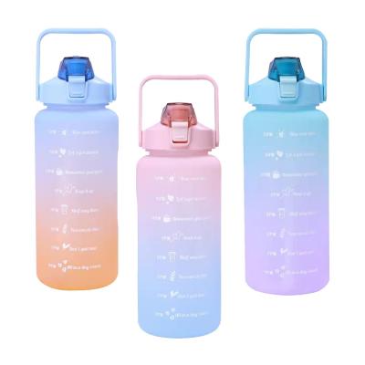 Cina Bottiglia d'acqua sportiva di paglia di plastica di grande capacità Tazze da bere a colori gradienti per esterni in vendita