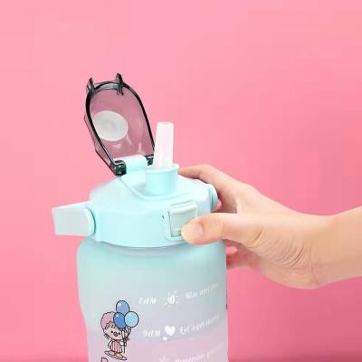 중국 스포츠 동기 부여 2L 대용량 물병 손잡이와 빨대 경사 색상 판매용