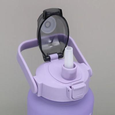 중국 스포츠 동기 부여 2L 대용량 물병 손잡이와 빨대 경사 색상 판매용